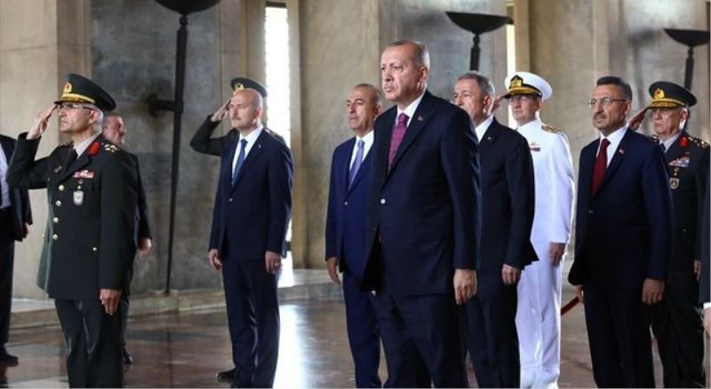 Erdoğan'dan YAŞ öncesi Anıtkabir ziyareti Erdoğan'dan YAŞ öncesi Anıtkabir ziyareti